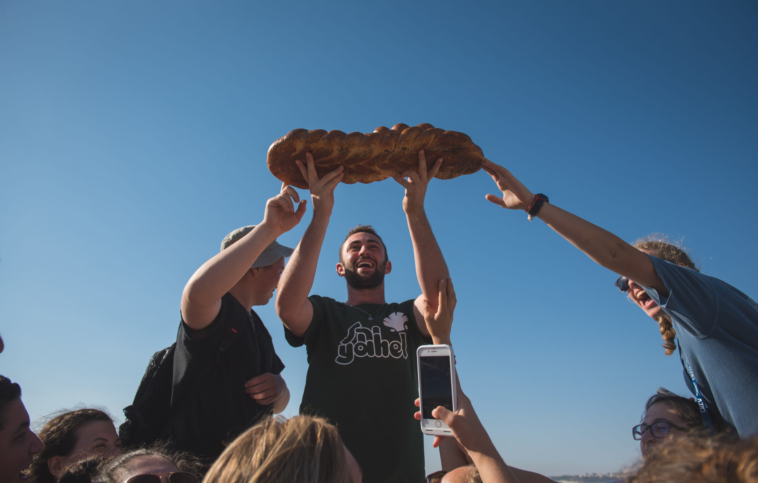 The Meaning Behind Shabbat Candles, Wine and Challah - Yallah! Israel